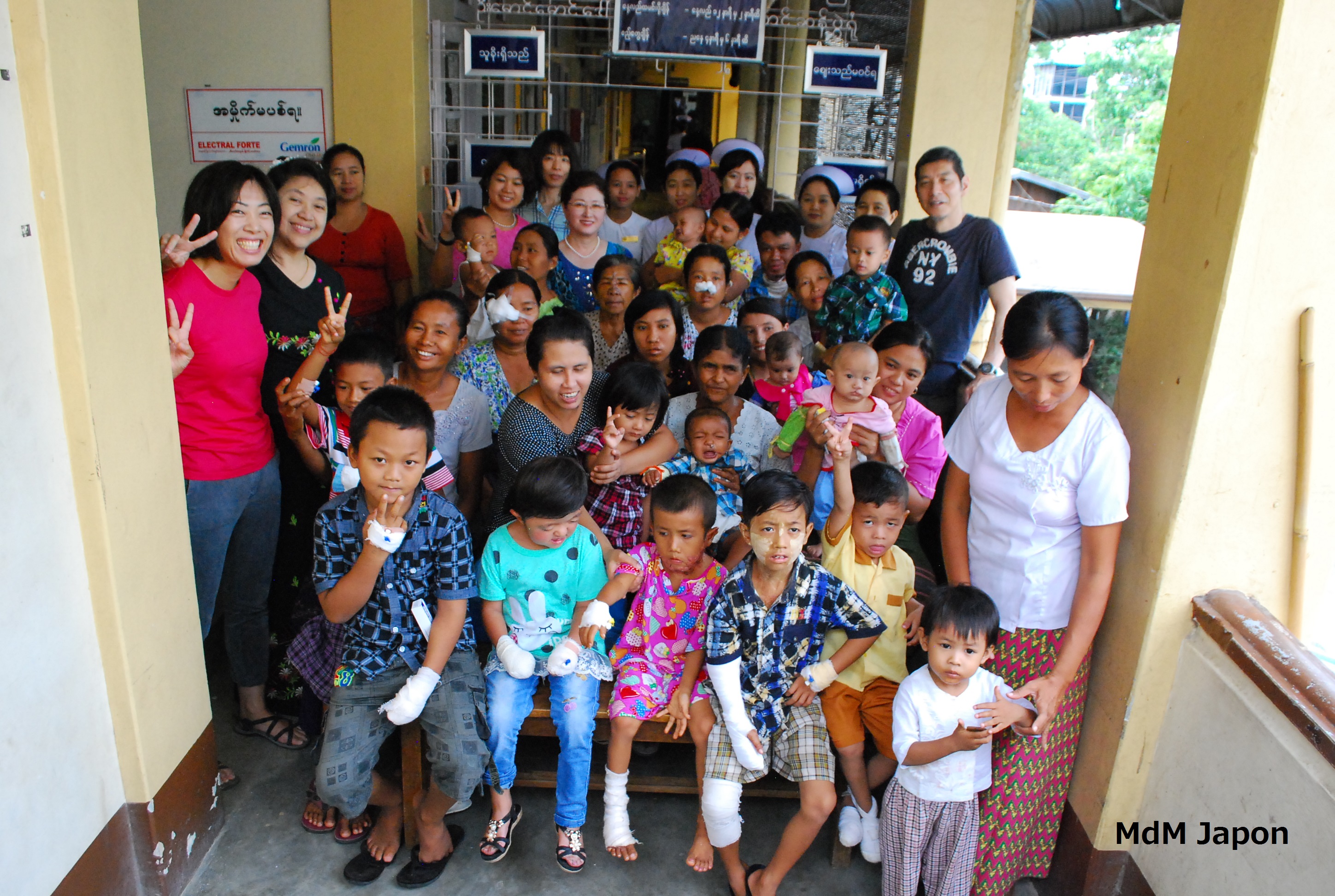 イモトのWiFi × スマイル作戦 - 国際協力NGO 世界の医療団